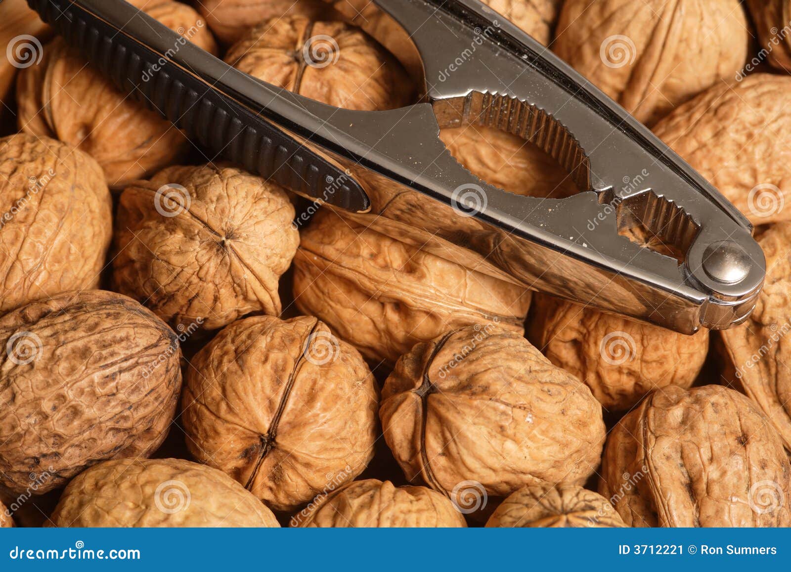 Noix et casse-noix image stock. Image du fond, alimentaire - 3712221