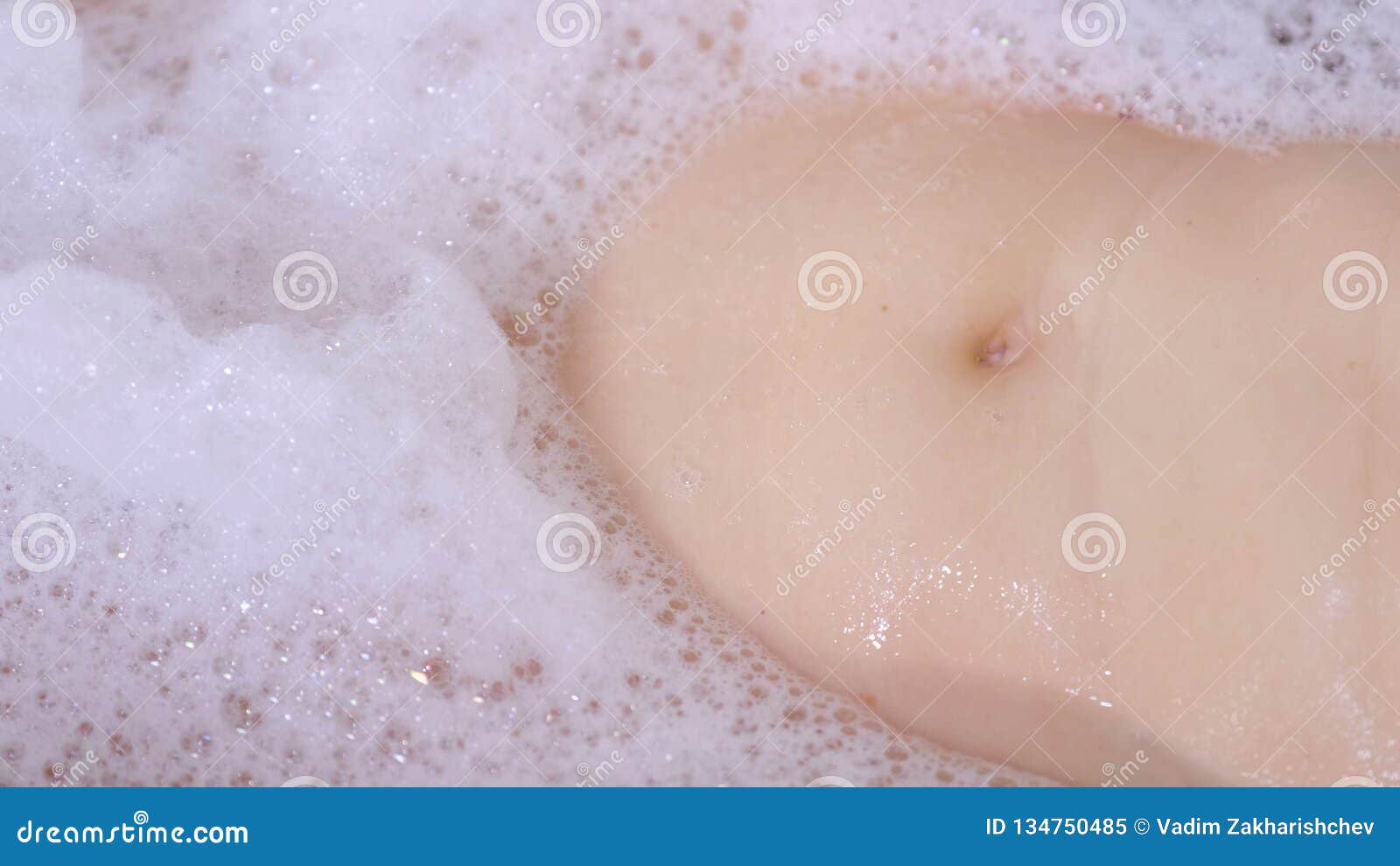 Nombril Sur Le Ventre De La Femme Parmi La Mousse Dans La Salle De