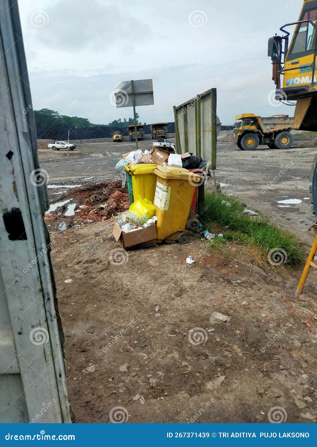 Non Organic Waste in Coal Mine Editorial Stock Image - Image of waste ...