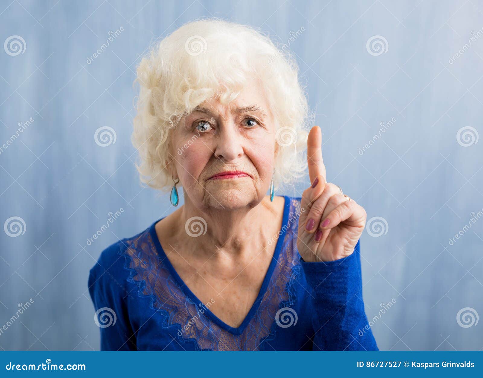 Nonna Che Tiene Il Suo Dito Su Immagine Stock - Immagine di grigio ...