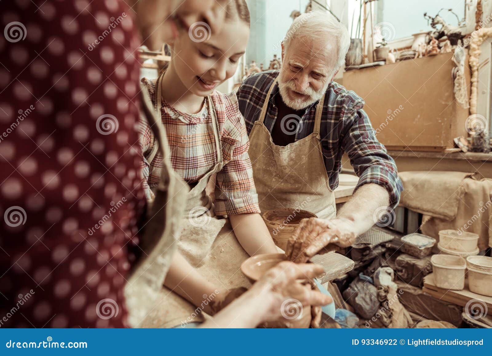 Nonna E Nonno Con La Nipote Che Fa Terraglie Fotografia Stock ...