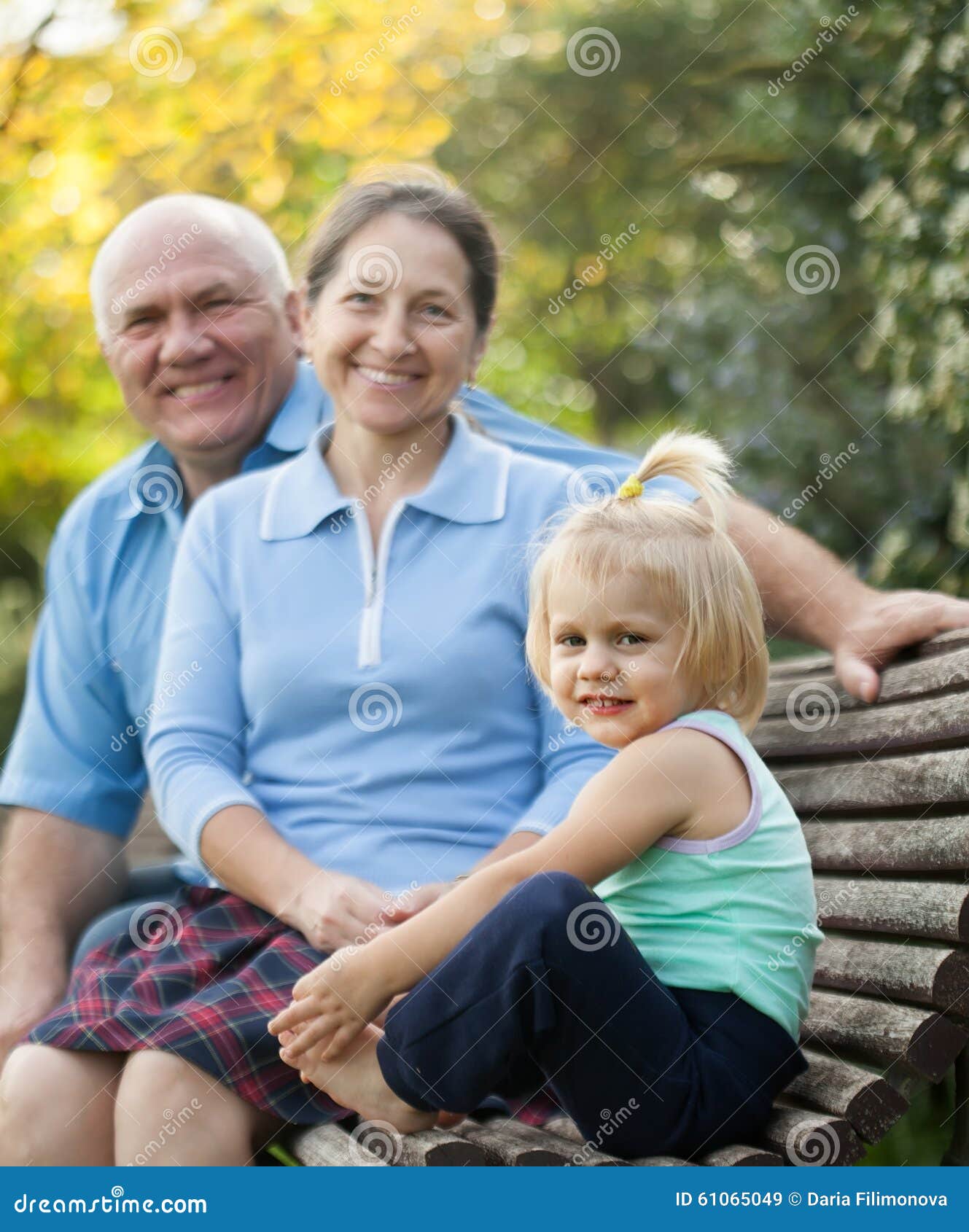 Nonna E Nonno Con Poco Grandaughter Immagine Stock - Immagine di umano ...
