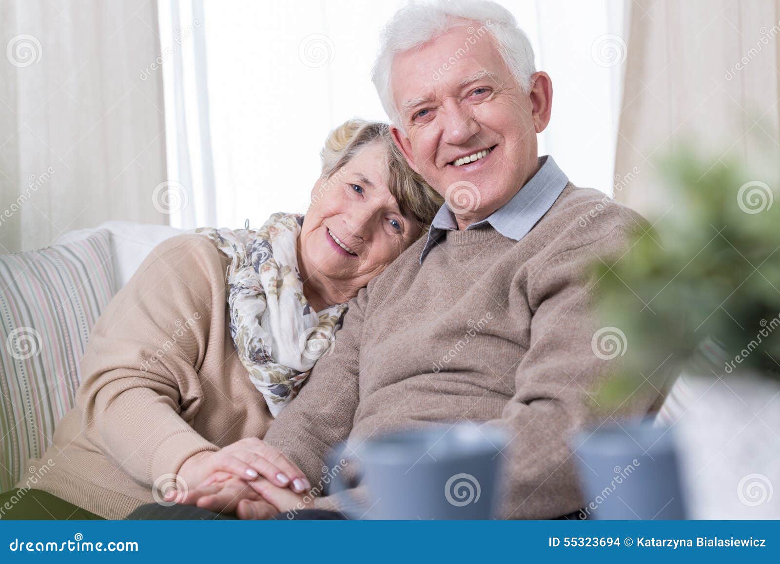 Nonna e nonno felici fotografia stock. Immagine di aiuto - 55323694