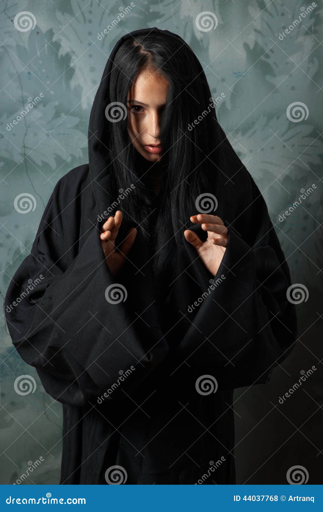 Nonne Effrayante Dans Un Cap Photo stock - Image du verticale, capot ...