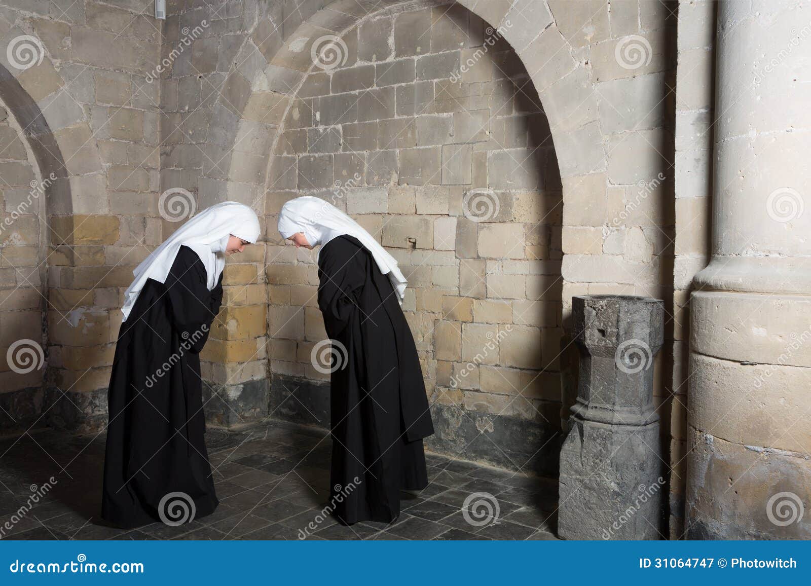 Nonnen het begroeten stock afbeelding. Image of middeleeuws - 31064747