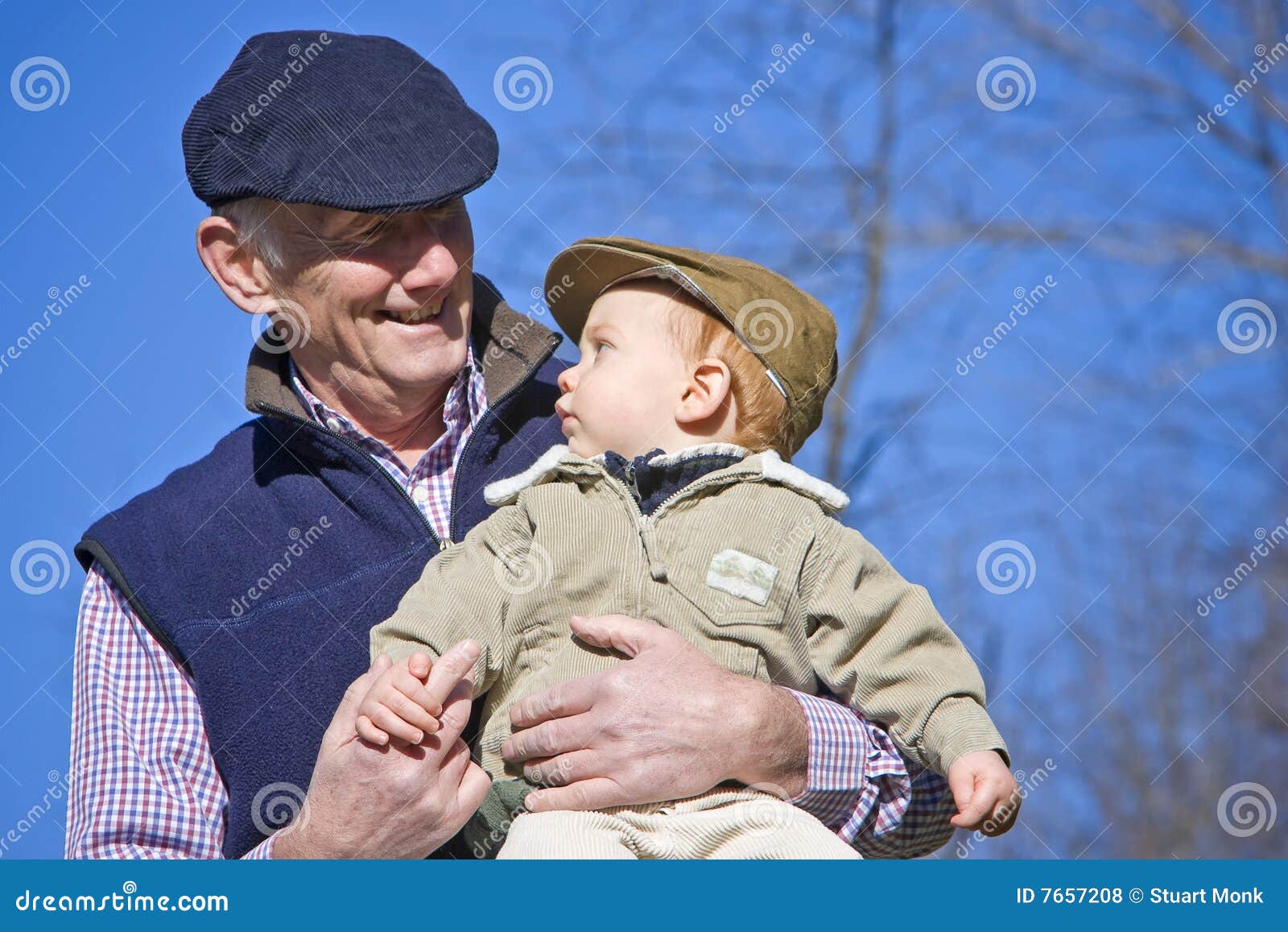 Nonno felice fotografia stock. Immagine di tenuta, ragazzo - 7657208