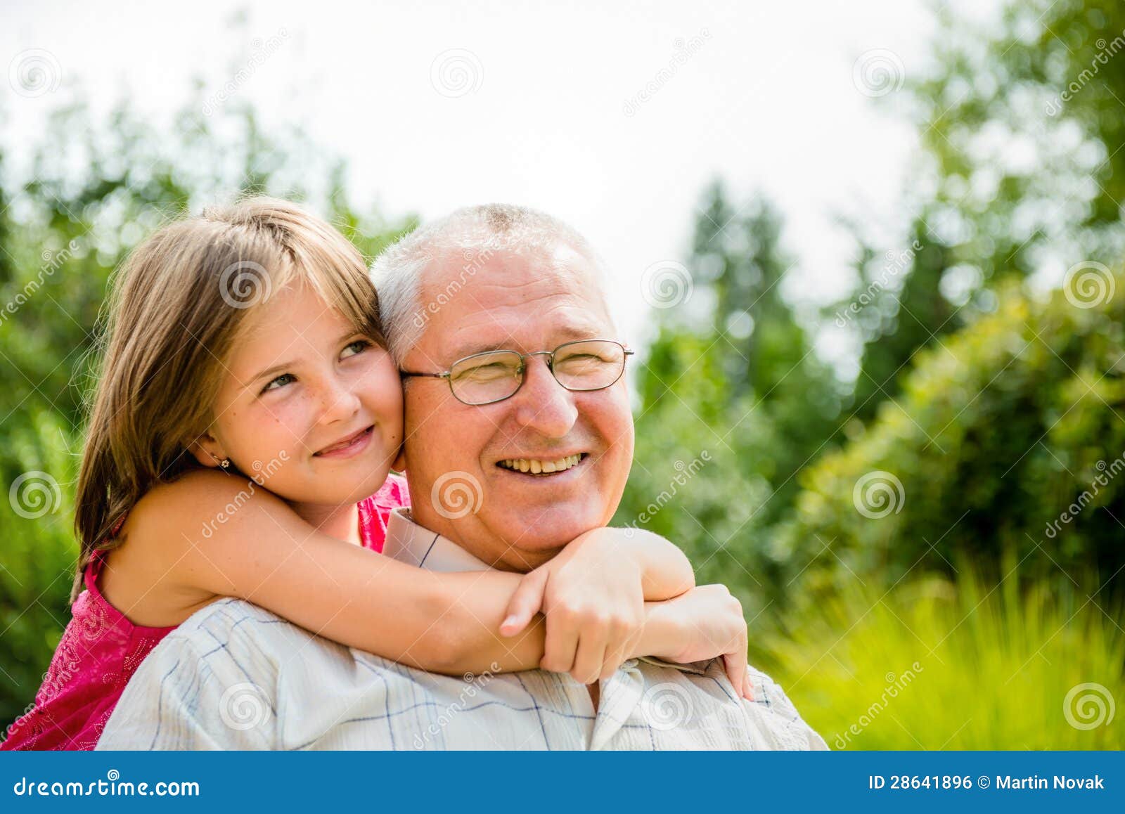 Nonno felice con il nipote fotografia stock. Immagine di nipote - 28641896