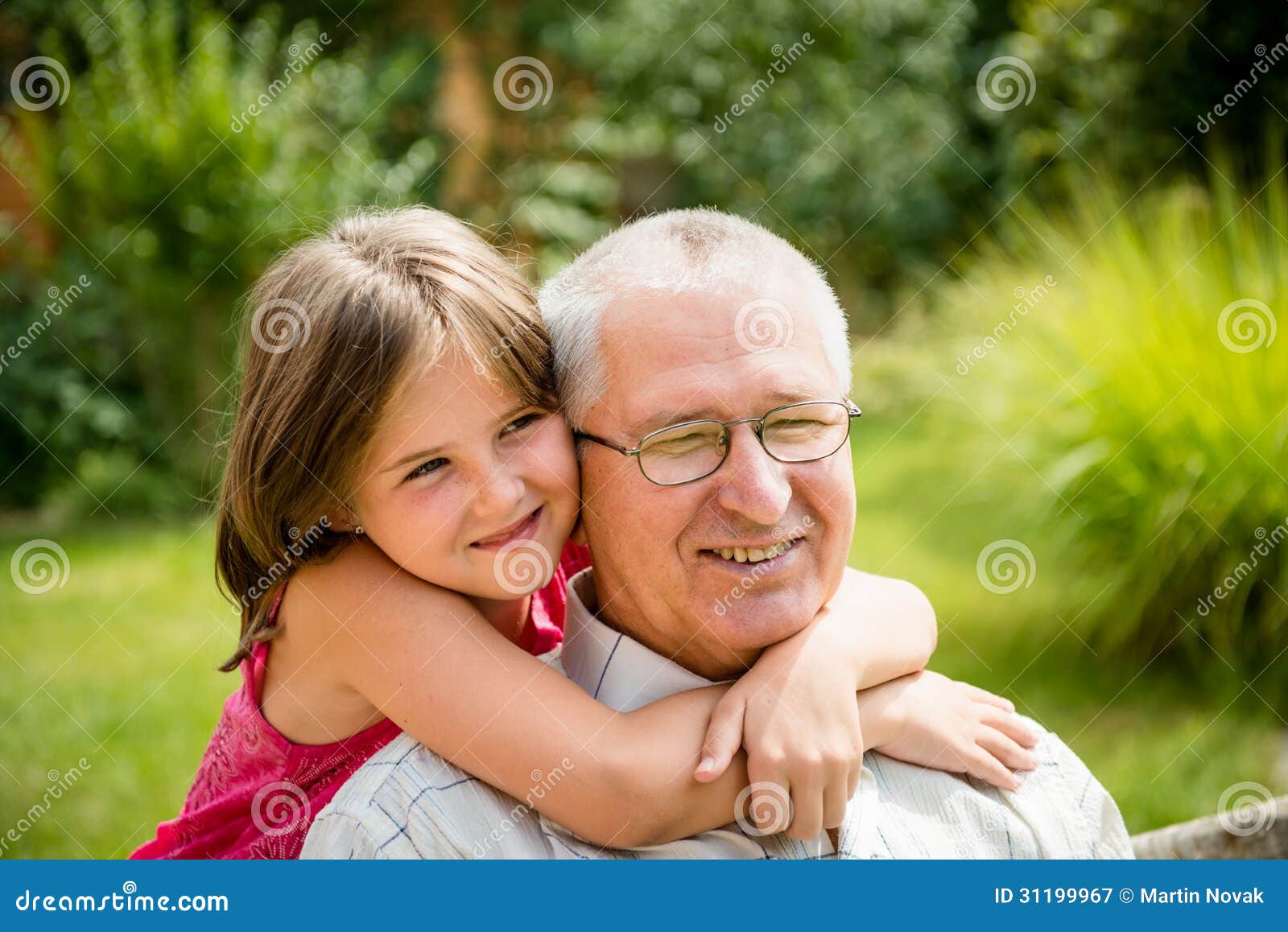 Nonno felice con il nipote immagine stock. Immagine di bambino - 31199967