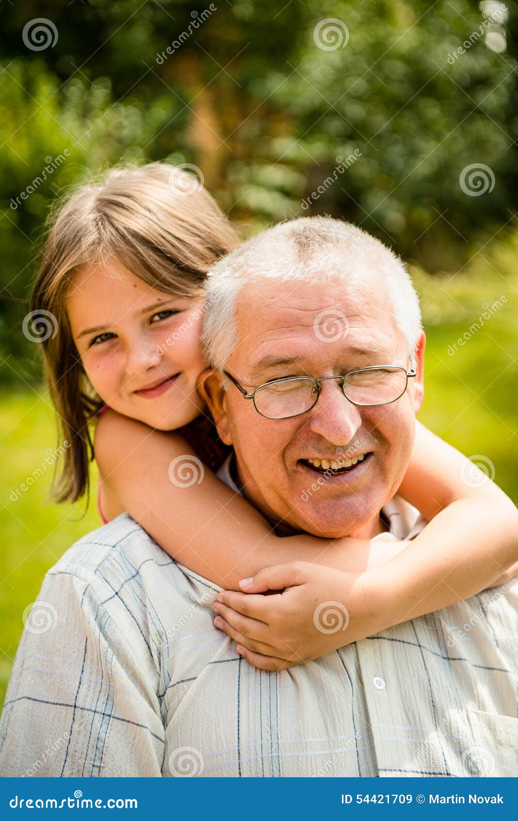 Nonno felice con il nipote immagine stock. Immagine di amore - 54421709