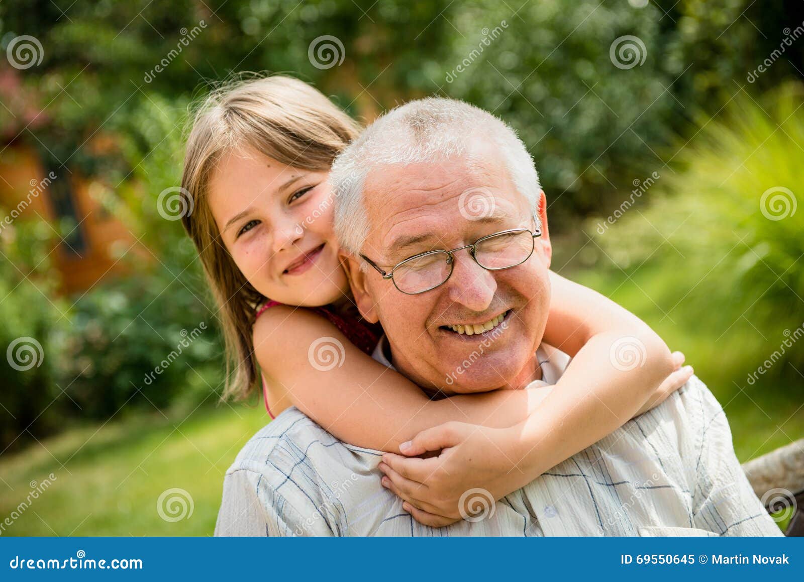 Nonno felice con il nipote immagine stock. Immagine di caucasico - 69550645
