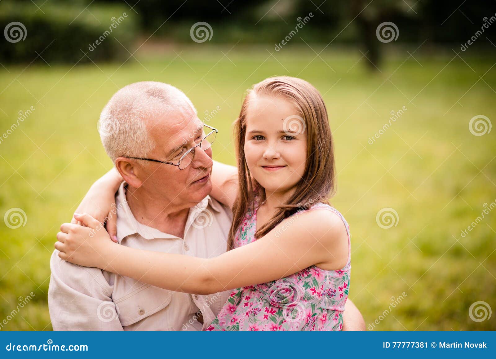 Nonno felice con il nipote immagine stock. Immagine di maschio - 77777381