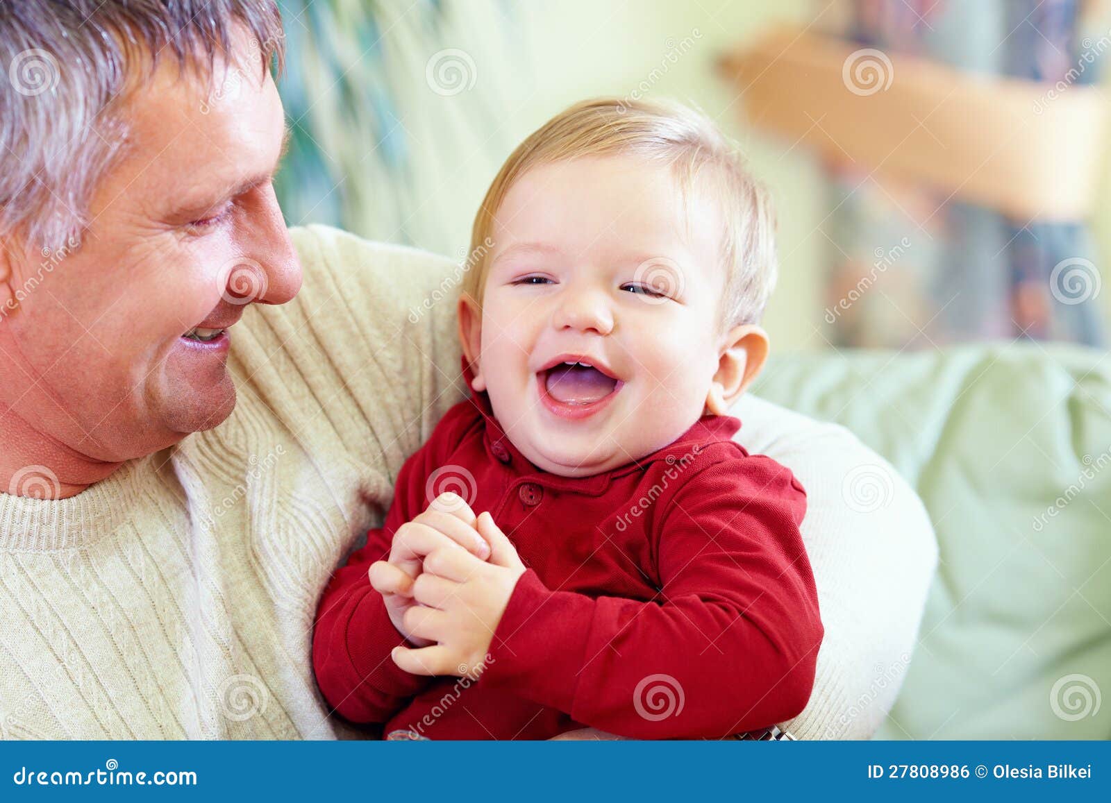Nonno Felice Con Il Nipote Di Risata Fotografia Stock - Immagine di ...