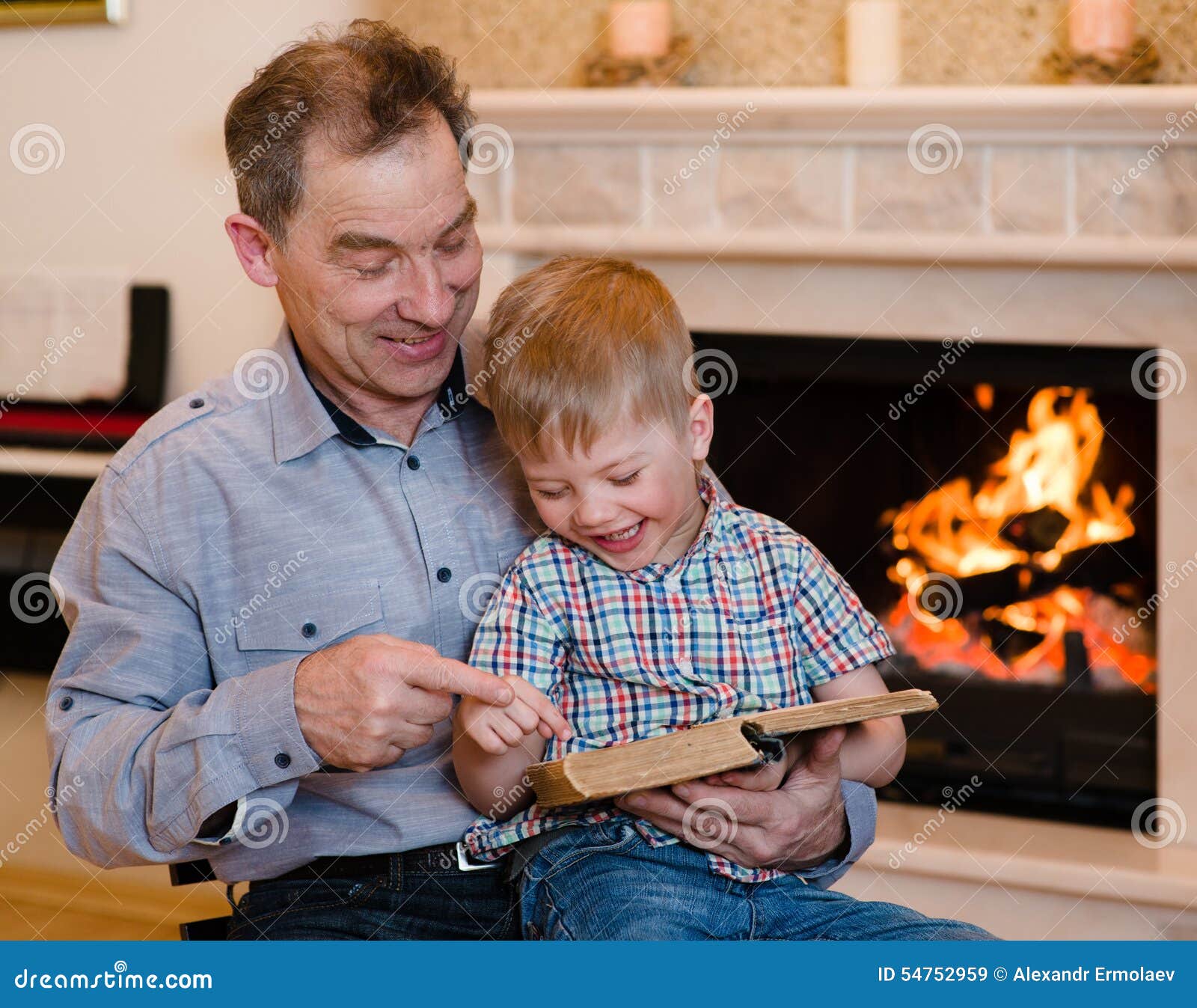 Nonno Felice E Nipote Che Leggono Un Libro Immagine Stock - Immagine di ...