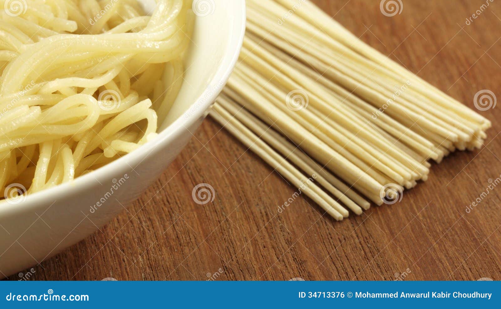 Noodles- Cooked and Uncooked Stock Photo - Image of japan, cooked: 34713376