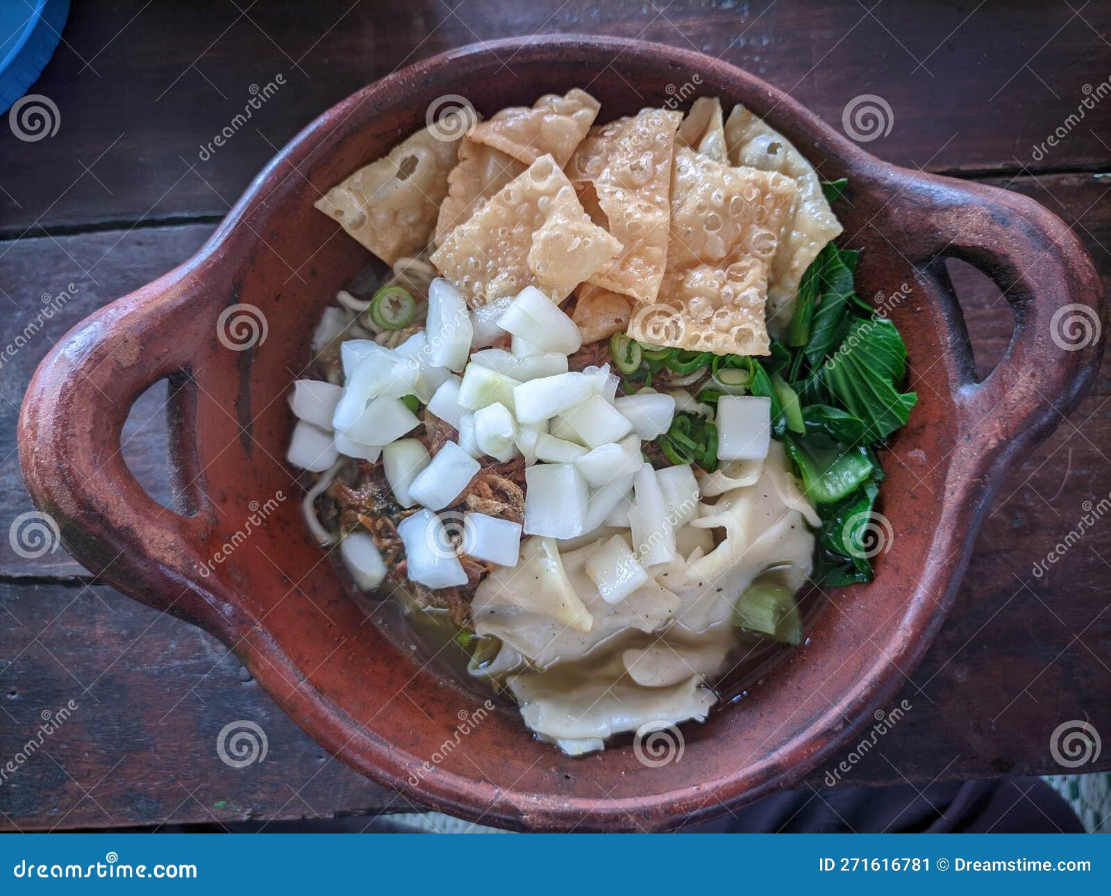 Noodles with Sliced ??chicken and Vegetables in a Unique Ground Mortar ...