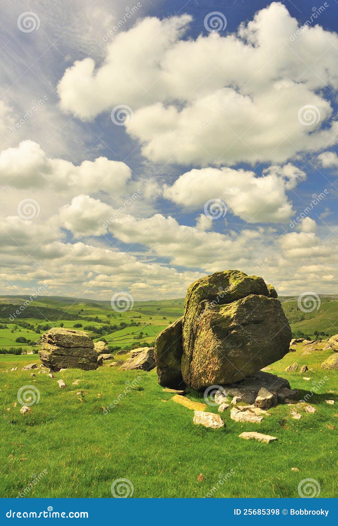 Norber Erratic, Norber, Austwick, West Yorkshire Stock Photo - Image of ...