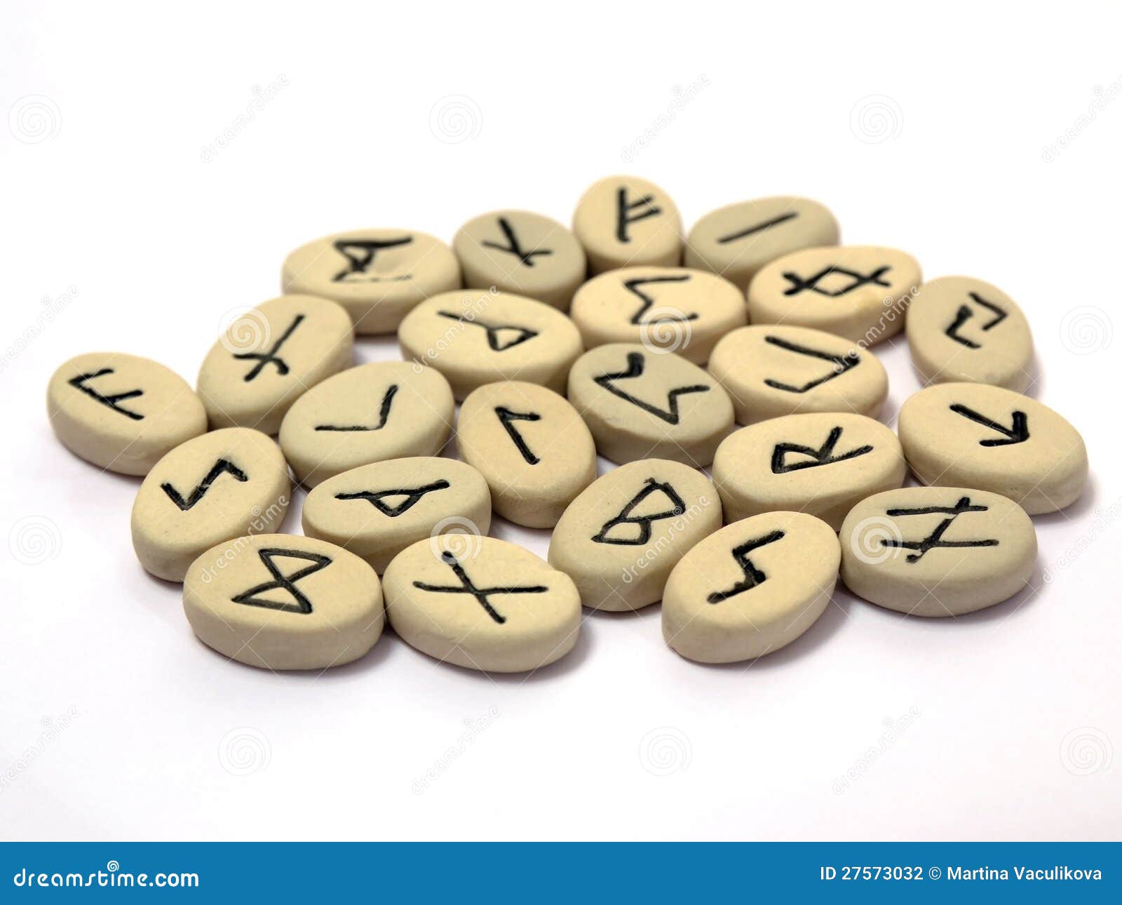 Nordische Runen Auf Weißem Hintergrund Stockfoto - Bild von ...