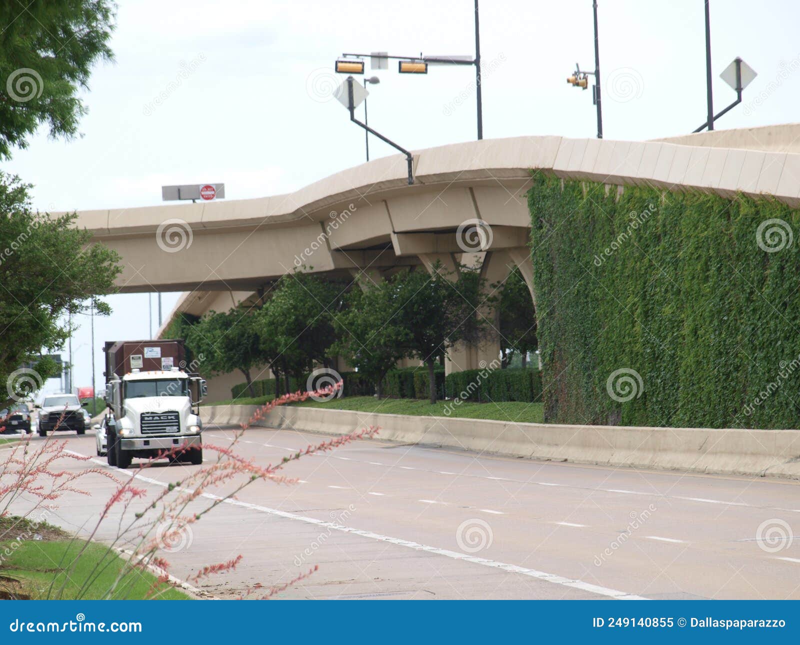 North Bound Service Road of US75 Expressway Ranps Editorial Image ...