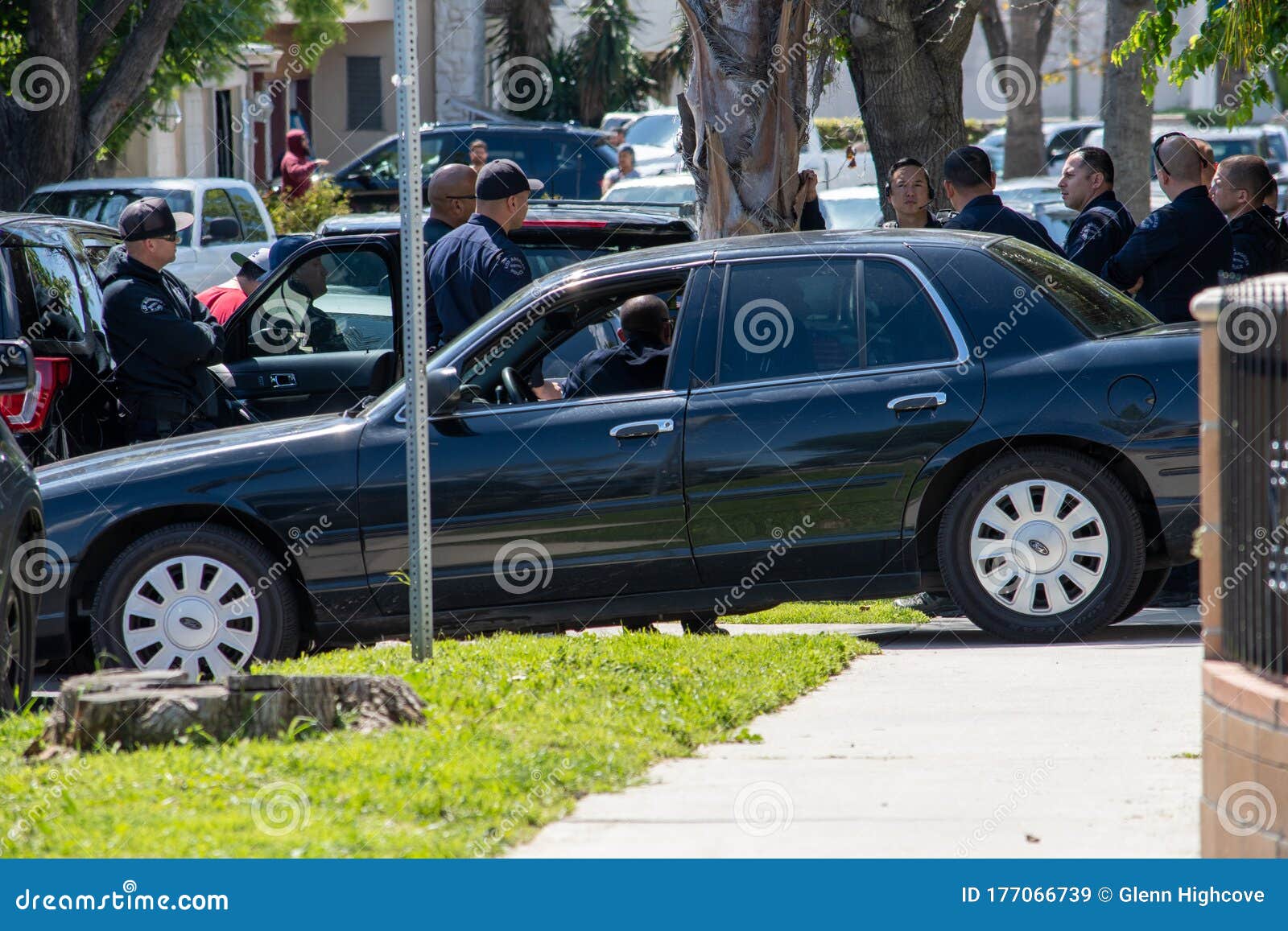 Lapd Metro Division Officers And Detectives Huddle After Valley