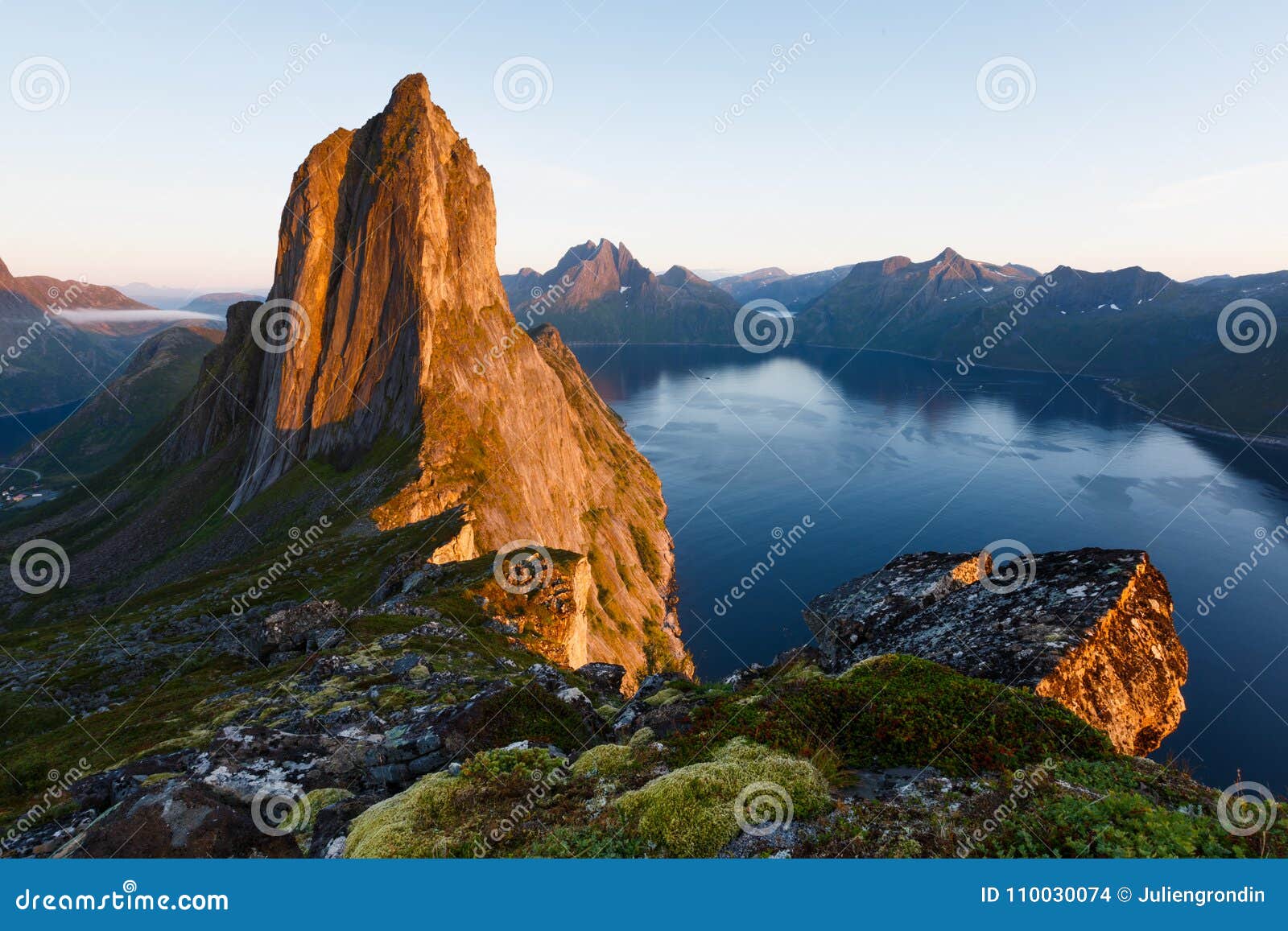 Noruega Pico De Segla En Senja En Troms Foto de archivo - Imagen de ...