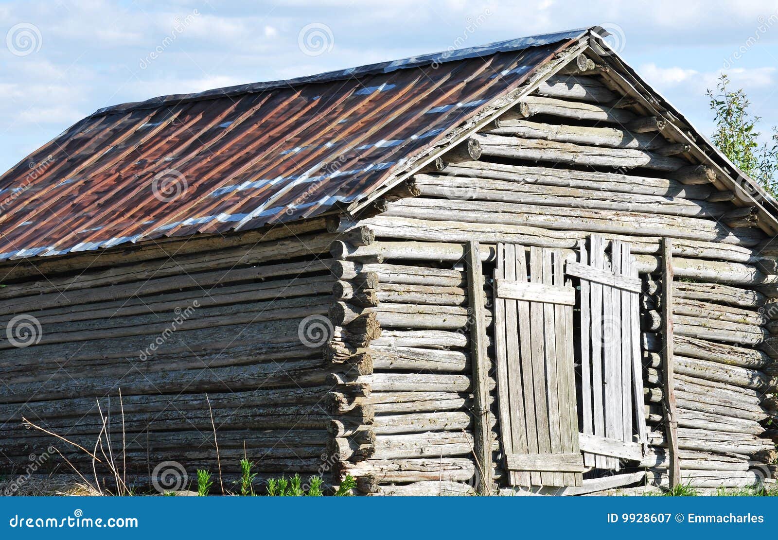 Nostalgic log hay barn stock image. Image of gray, logs - 9928607