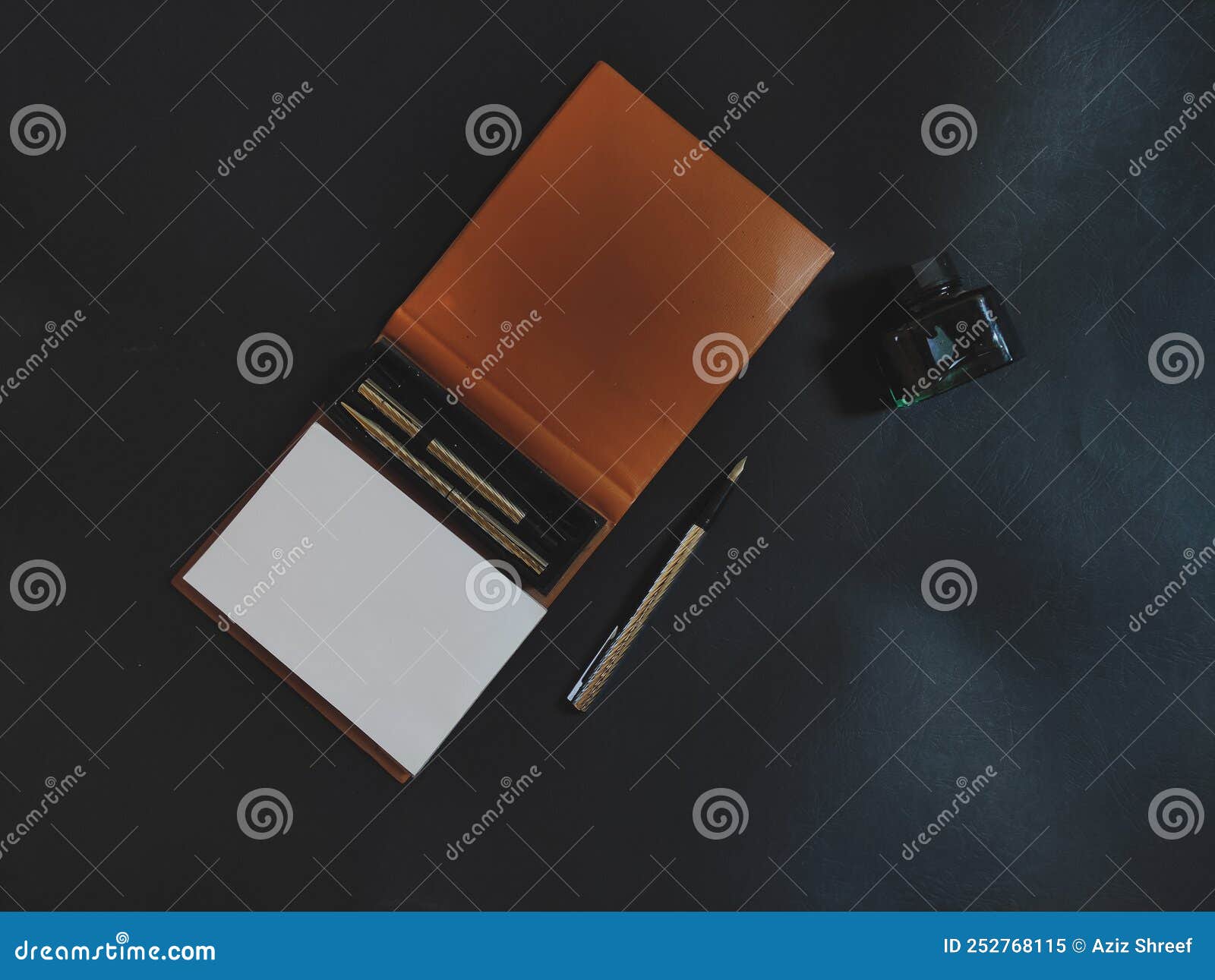 Nota Marrom De Couro Com Caneta E Tinta Imagem Editorial - Imagem de ...