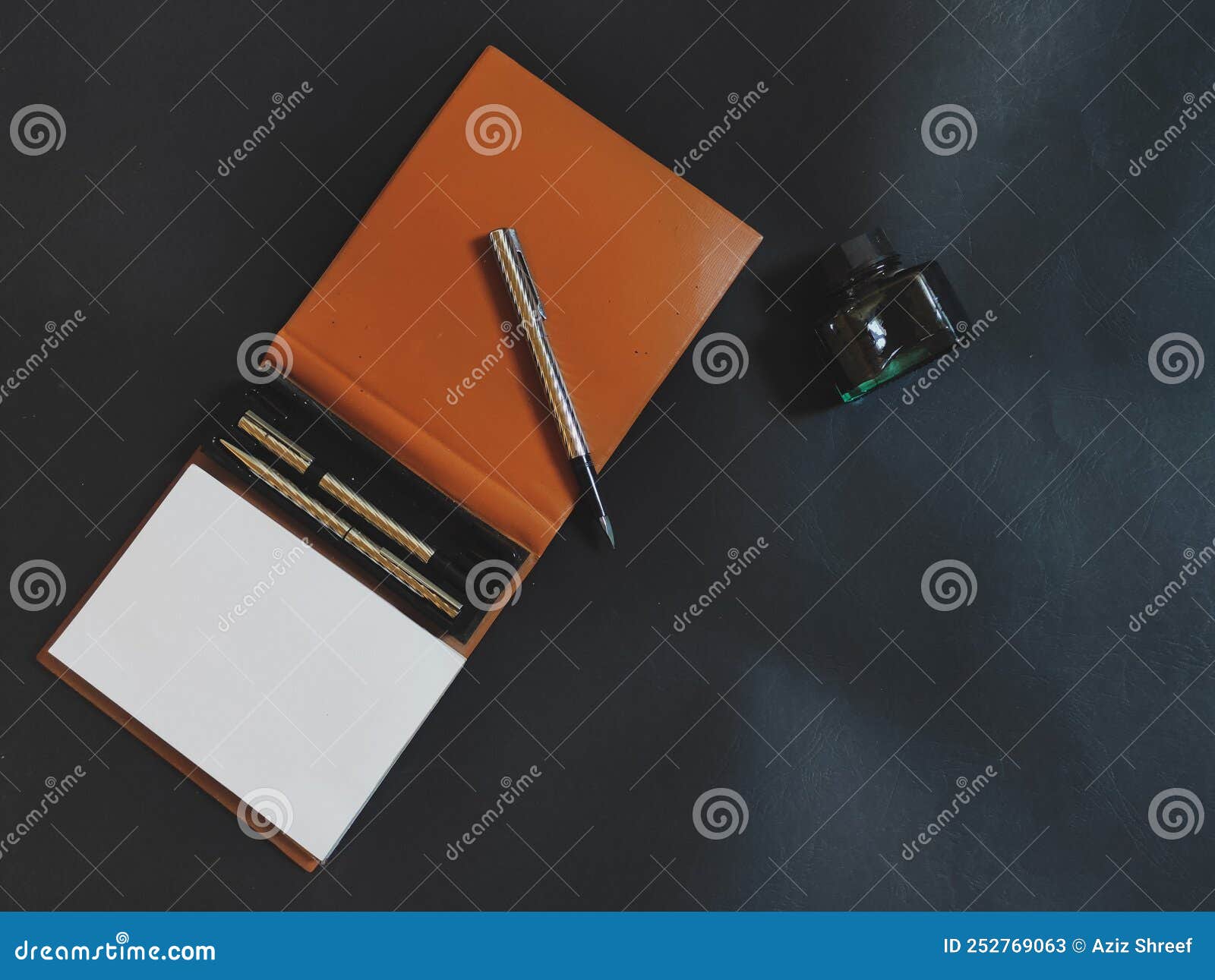 Nota Marrom De Couro Com Caneta E Tinta Foto de Stock Editorial ...