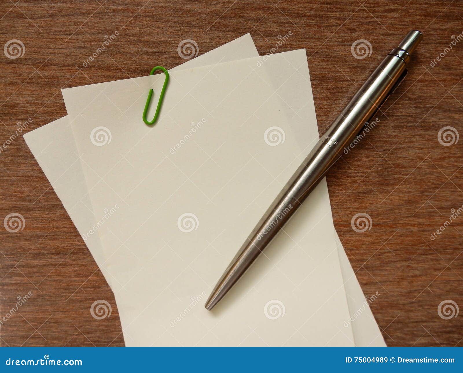 Nota Y Pluma (espacio Del Papel En Blanco De La Nota) Imagen de archivo ...