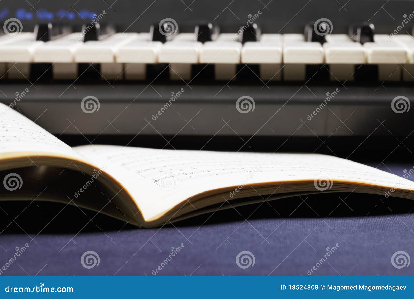 Notaciones Musicales Y Teclado Foto de archivo - Imagen de teclado ...