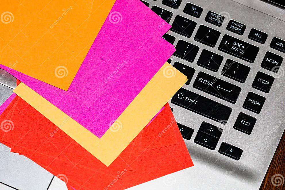 Notas Adesivas Coloridas E Em Branco No Teclado Foto de Stock - Imagem ...