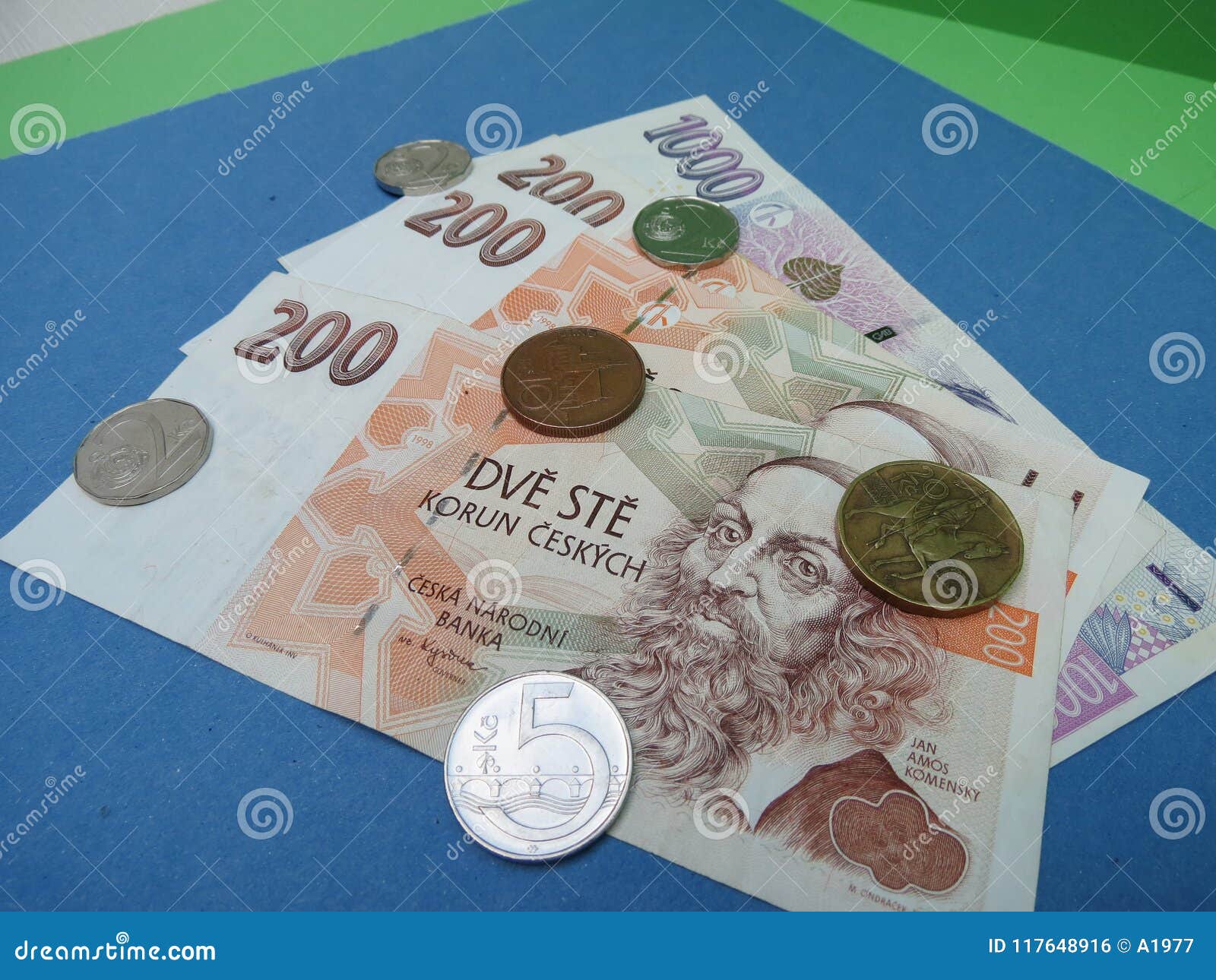 Notas Da Coroa E Moedas Checas, República Checa Foto de Stock - Imagem ...