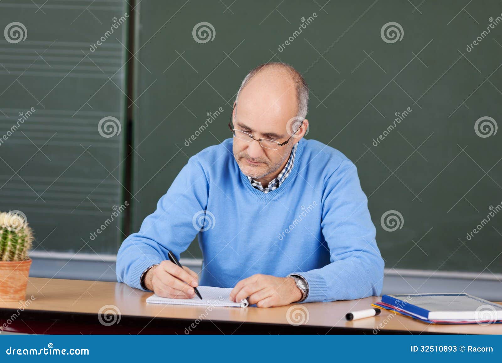 Notas Da Escrita Do Professor Em Sua Mesa Imagem de Stock - Imagem de ...