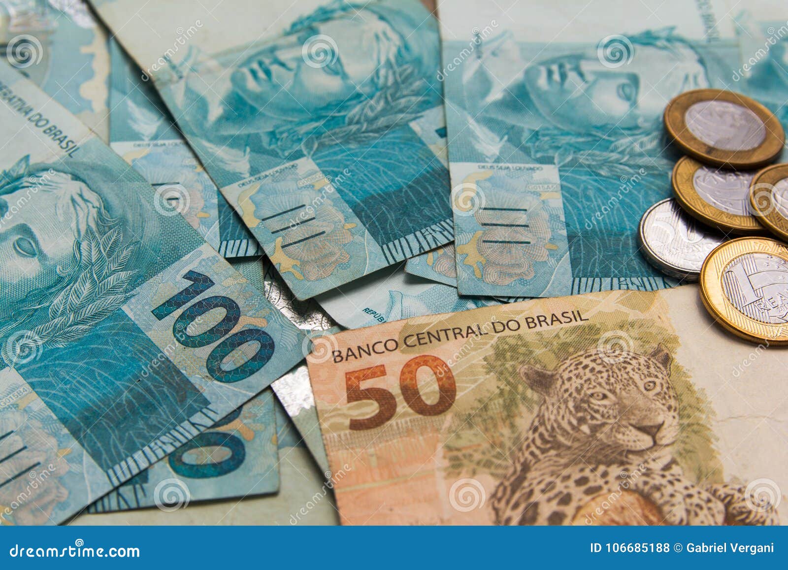 Notas Da Moeda Real, Brasileira Dinheiro De Brasil Foto de Stock ...