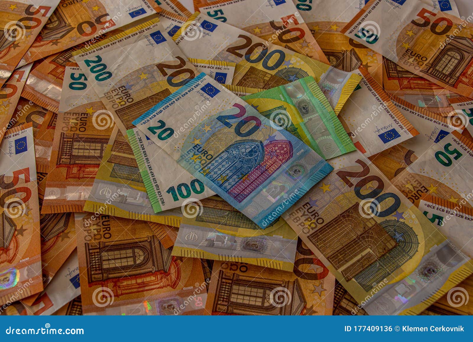 20 100 200 Notas De Euros Com 50 Notas De Base Foto de Stock - Imagem ...