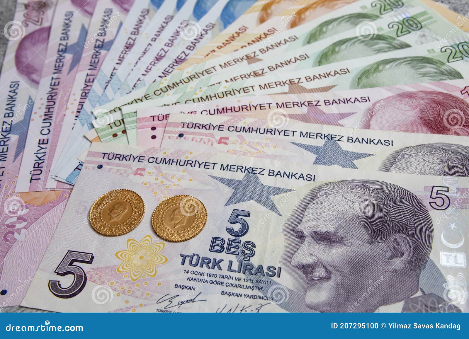 Notas De Lira Turca E Moedas De Ouro Em Segundo Plano Foto de Stock ...