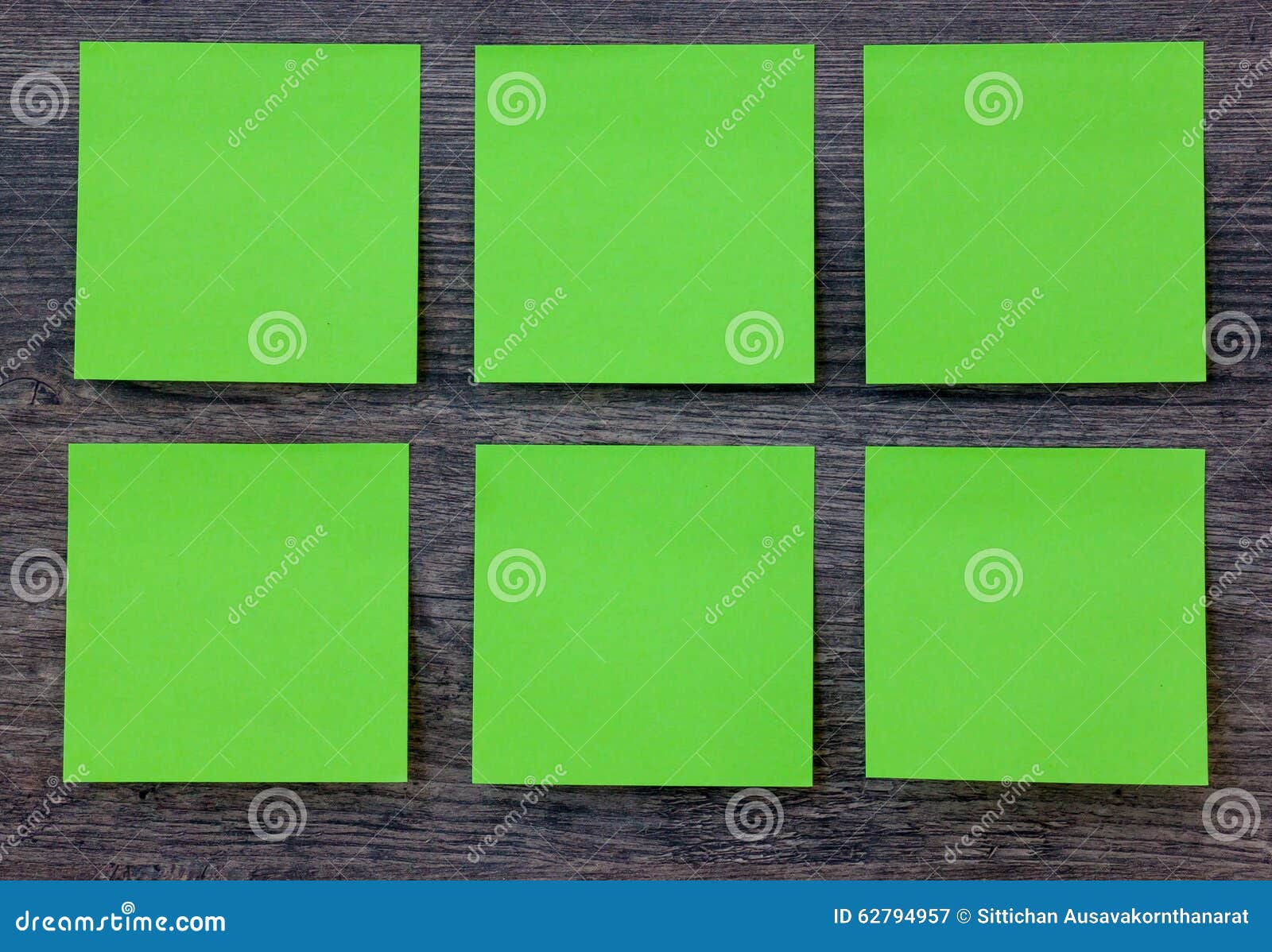 Notas De Post-it Verdes Sobre El Fondo De Madera Imagen de archivo ...