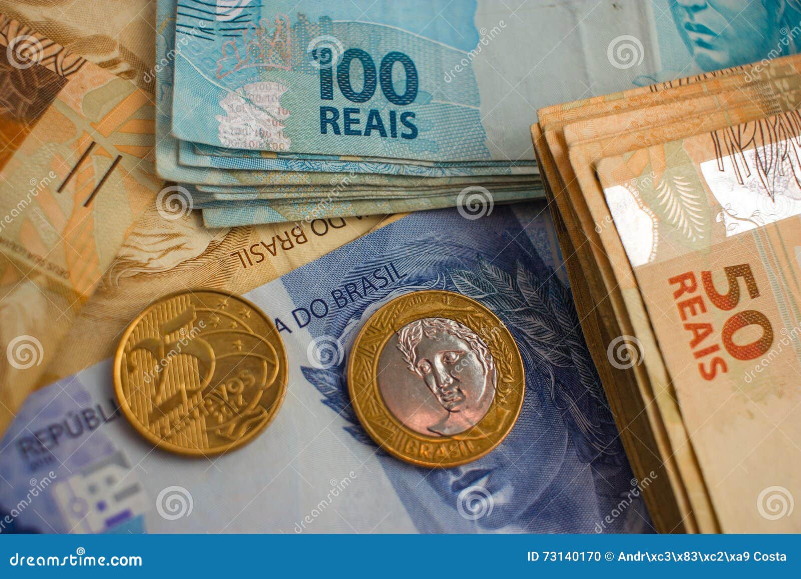 Notas e moedas de Brasil foto de stock. Imagem de luxo - 73140170