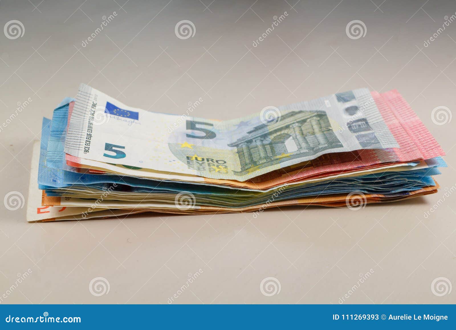 Notas Euro Con La Reflexión Imagen de archivo - Imagen de coste, nota ...