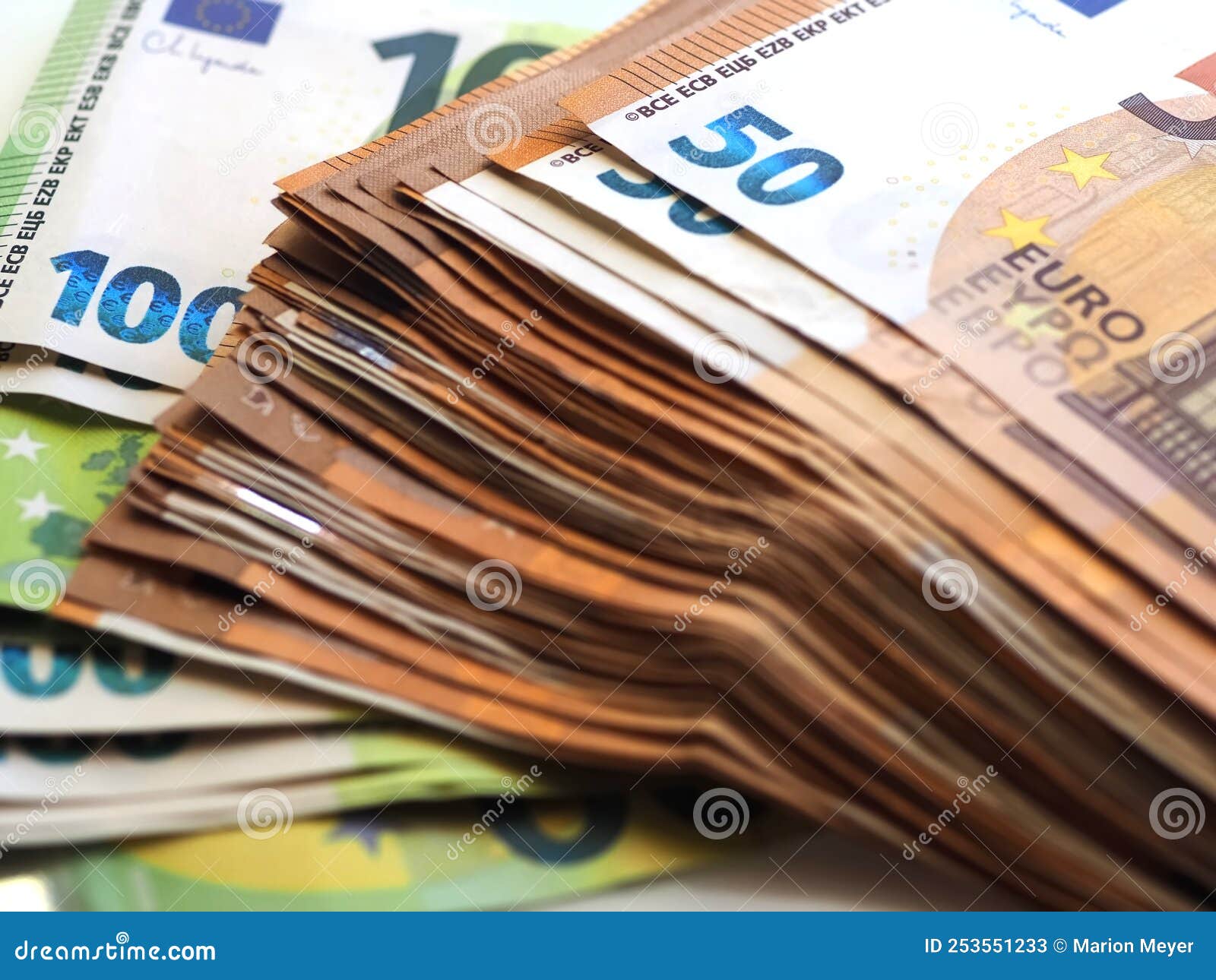 Notas Ou Notas De Euro 100 E 50 Euros Imagem de Stock - Imagem de renda ...