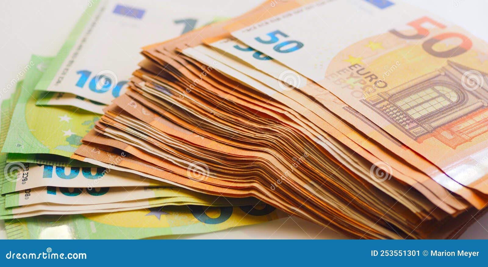 Notas Ou Notas De Euro 100 E 50 Euros Imagem de Stock - Imagem de ...