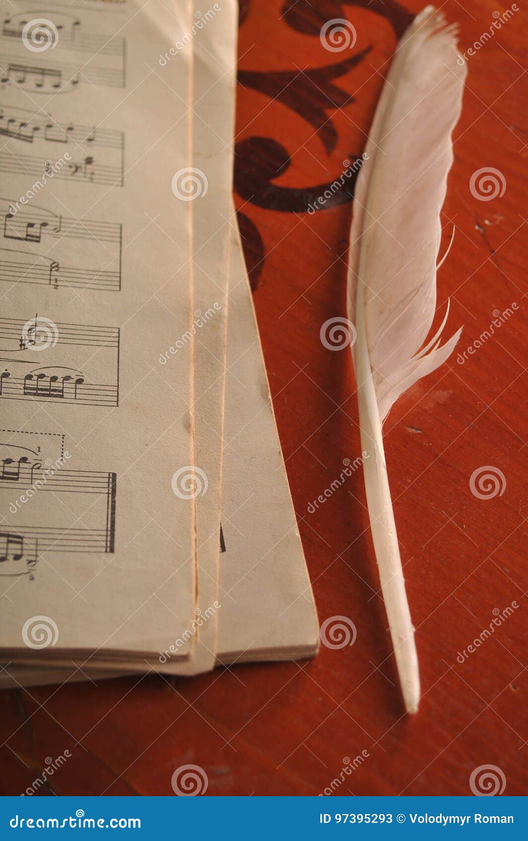 Notas y pluma en la tabla imagen de archivo. Imagen de pluma - 97395293