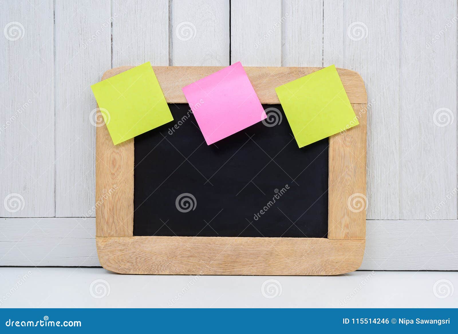 Note Collante De Tableau Et De Blanc, Note De Courrier Ou Post-it Sur ...