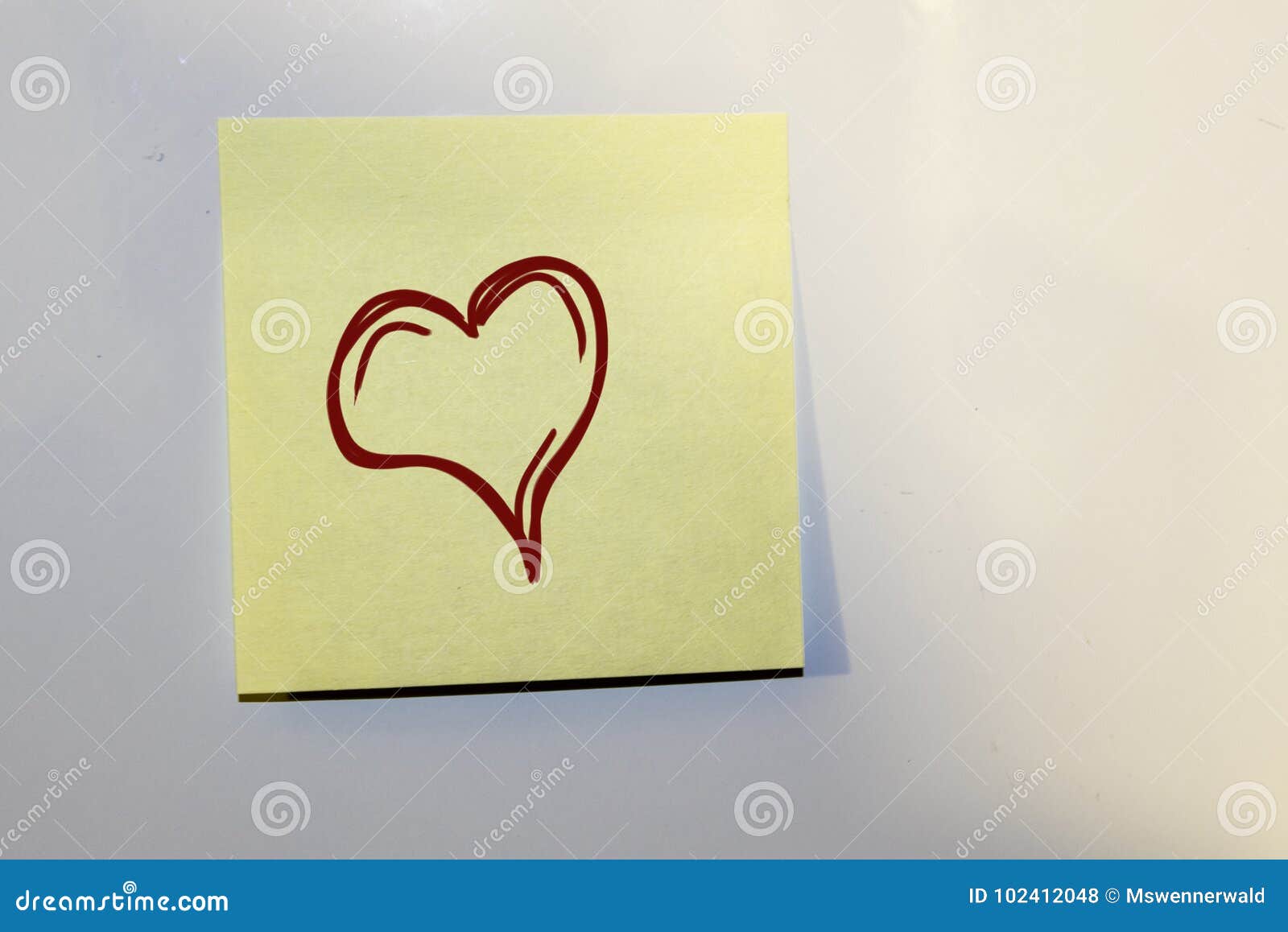 Note De Post-it Avec Un Coeur Dessiné Photo stock - Image du blanc ...
