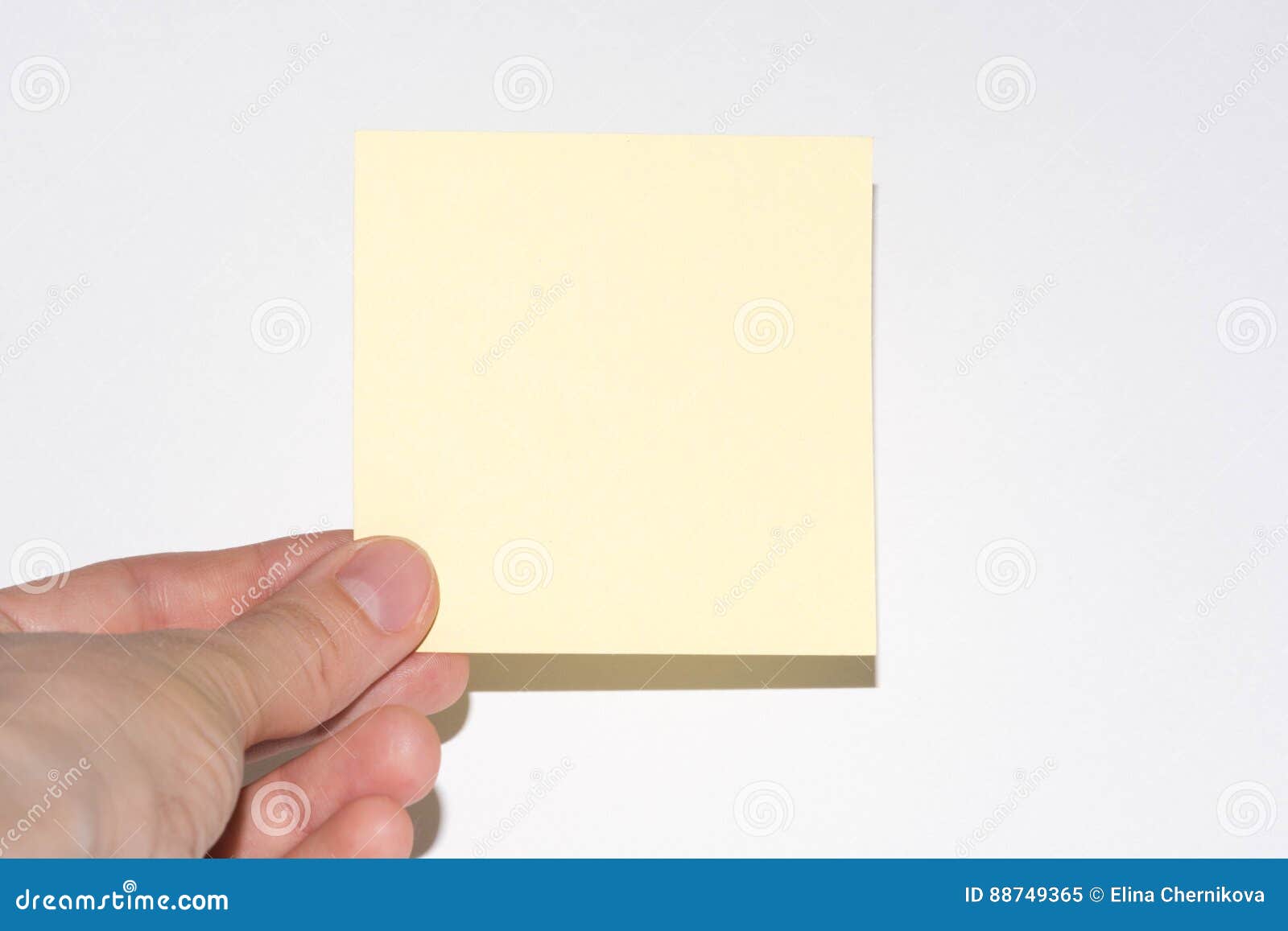 Note De Post-it Jaune Avec La Main Sur Le Fond Blanc Image stock ...