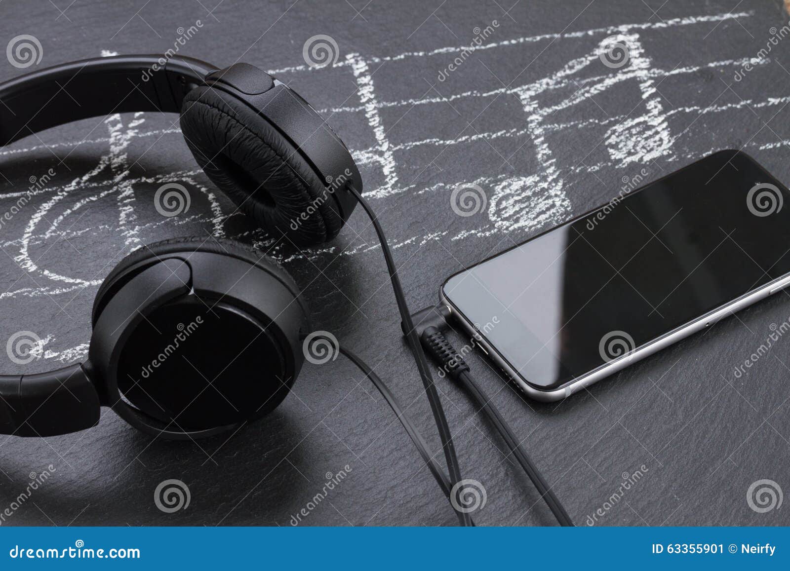 Note Di Musica Con Le Cuffie Immagine Stock - Immagine di moderno ...