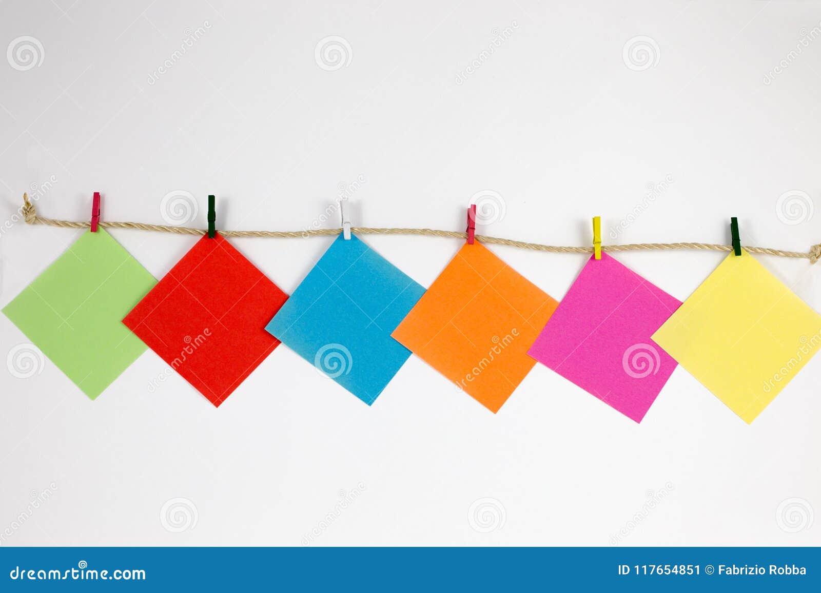 Note Di Post-it Con I Piccoli Pioli Colorati Immagine Stock - Immagine ...