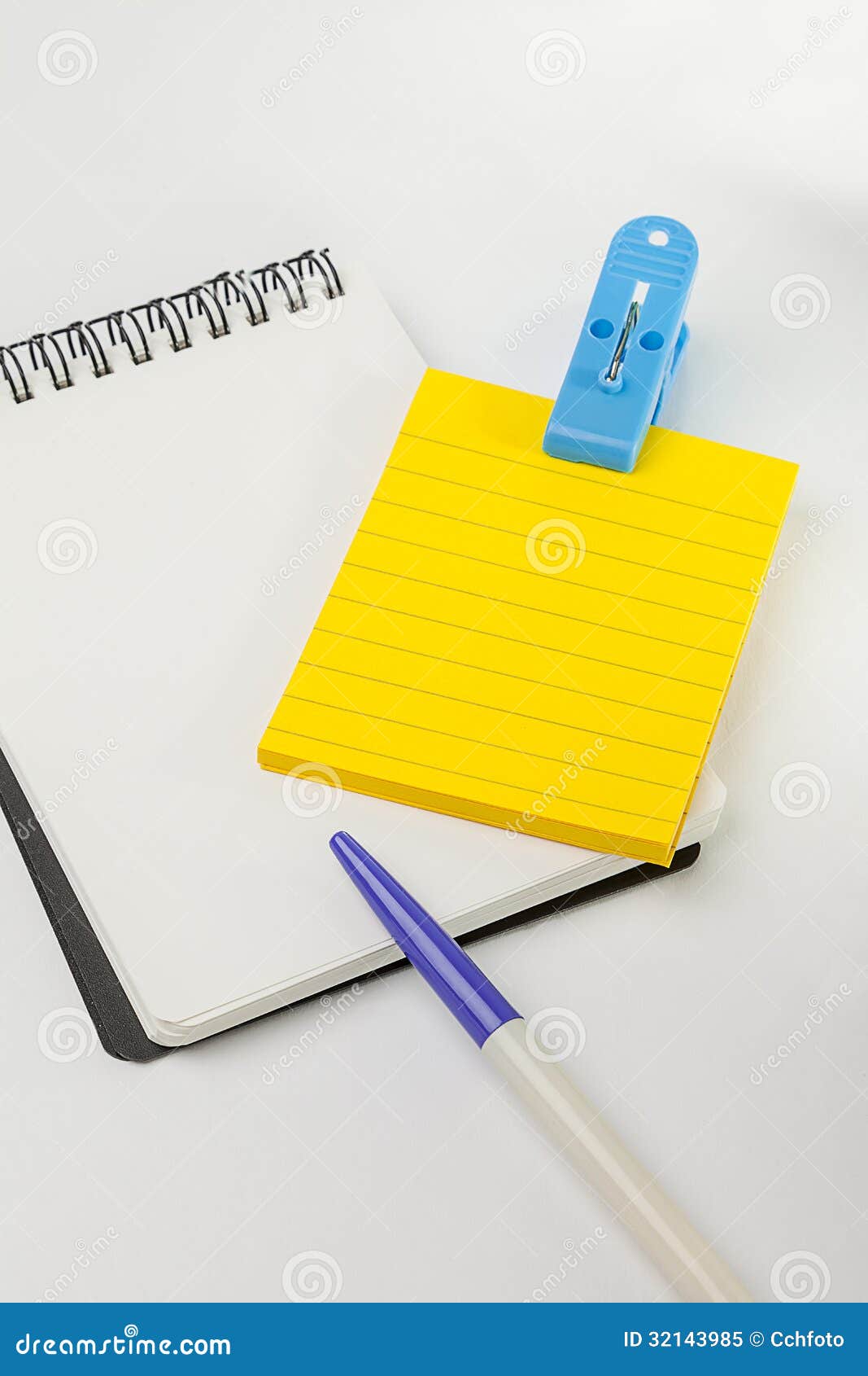 Note Jaune De Courrier, Note Blanche Vide, Stylo Et Agrafe Bleue Image ...