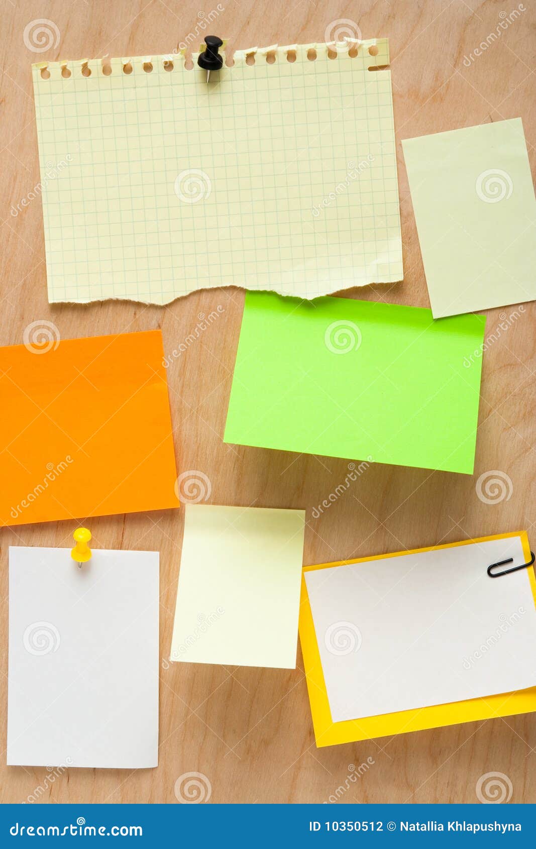 Note paper on wooden board stock photo. Image of empty - 10350512