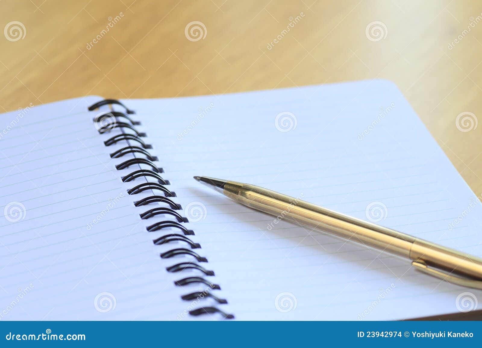 Note and pen on wood desk stock photo. Image of notepaper - 23942974