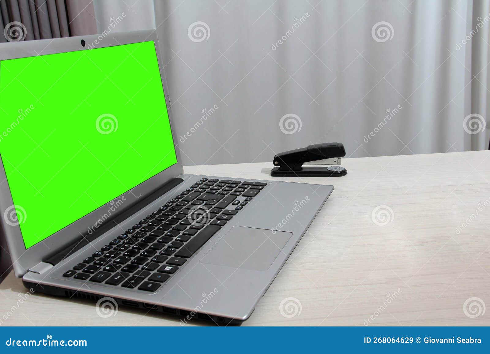 NOTEBOOK COMPUTER with TRANSPARENT SCREEN in CHROMA KEY, IDEAL for ...